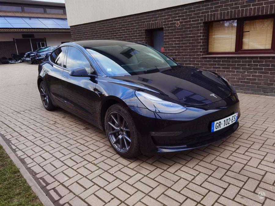 Melns Tesla Model 3 2023 Kauņa, ar dzinēja tilpumu 0.00 L un nobraukumu 109 tūkst. km par 12900 €, foto 1 vietnē AUTOMOTO.COM.LV