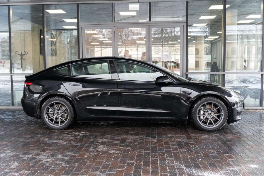 Melns Tesla Model 3 2023 Viļņa, ar dzinēja tilpumu 0.00 L un nobraukumu 134 tūkst. km par 26500 €, foto 3 vietnē AUTOMOTO.COM.LV