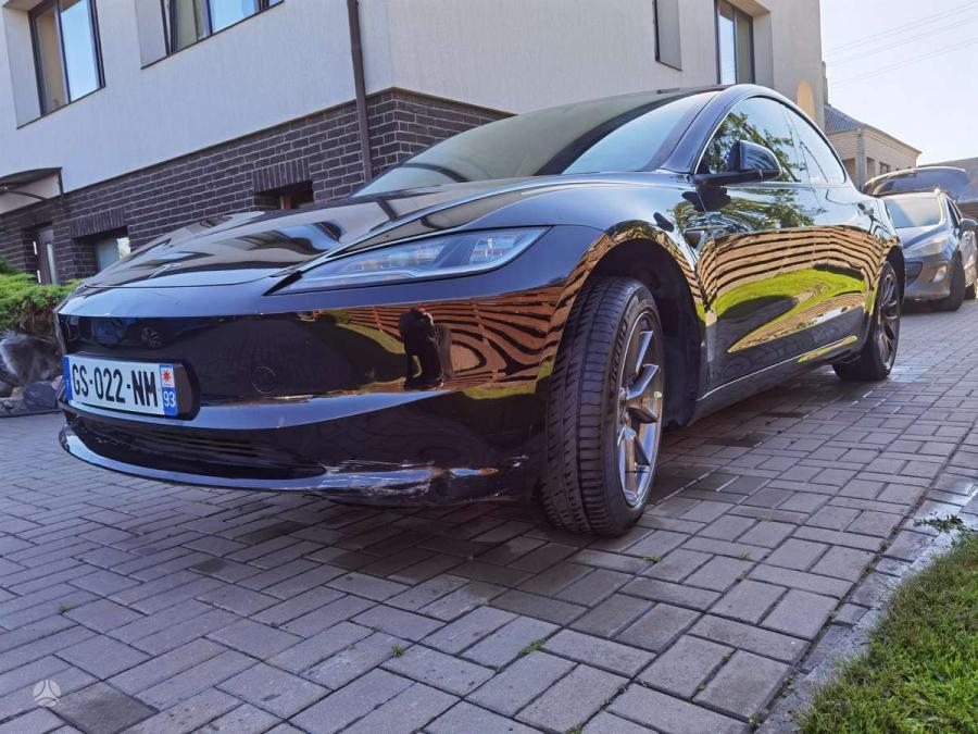 Black Tesla Model 3 2023 in Kaunas, with an engine capacity of 0.00 L and mileage of 61 thousand km for 17500 €, photo 4 on AUTOMOTO.COM.LV
