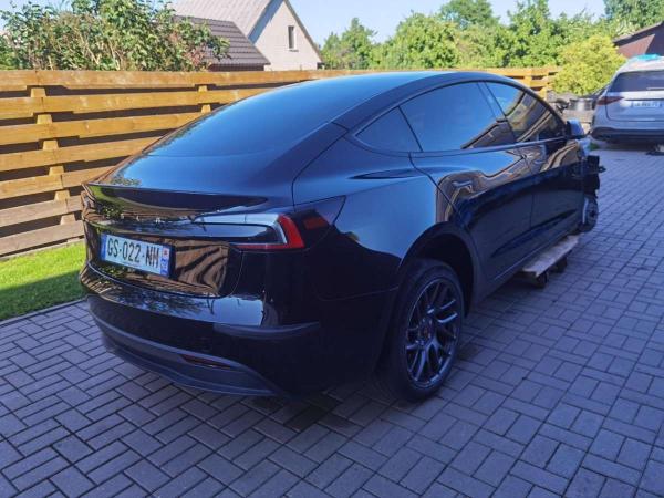Melns Tesla Model 3 2023 Kauņa, ar dzinēja tilpumu 0.00 L un nobraukumu 61 tūkst. km par 17500 €, foto 4 vietnē AUTOMOTO.COM.LV