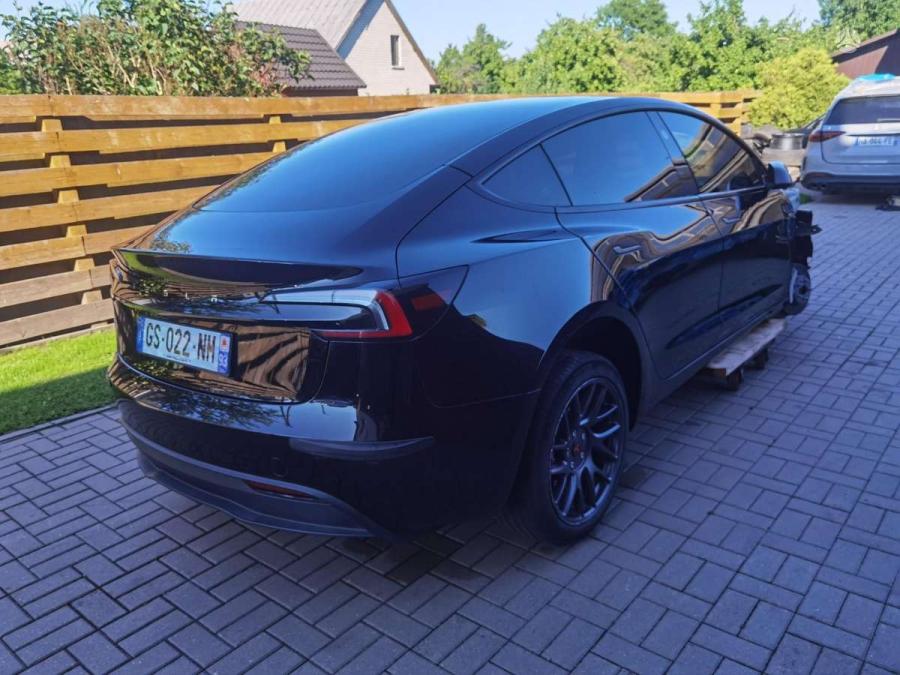 Black Tesla Model 3 2023 in Kaunas, with an engine capacity of 0.00 L and mileage of 61 thousand km for 17500 €, photo 5 on AUTOMOTO.COM.LV