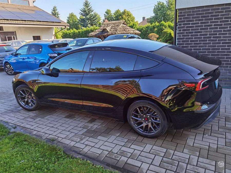 Black Tesla Model 3 2023 in Kaunas, with an engine capacity of 0.00 L and mileage of 61 thousand km for 17500 €, photo 7 on AUTOMOTO.COM.LV