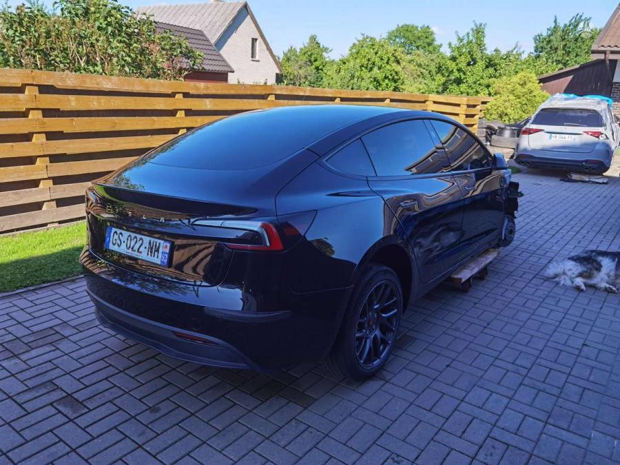 Black Tesla Model 3 2023 in Kaunas, with an engine capacity of 0.00 L and mileage of 61 thousand km for 17500 €, photo 9 on AUTOMOTO.COM.LV