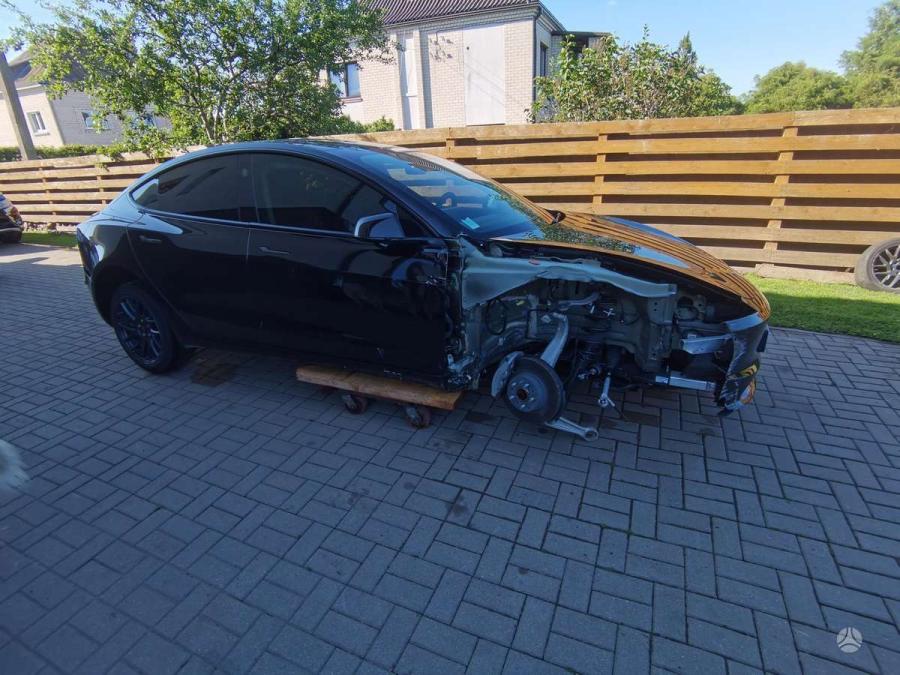 Black Tesla Model 3 2023 in Kaunas, with an engine capacity of 0.00 L and mileage of 61 thousand km for 17500 €, photo 11 on AUTOMOTO.COM.LV