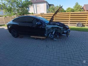 Black Tesla Model 3 2023 in Kaunas, with an engine capacity of 0.00 L and mileage of 61 thousand km for 17500 €, photo 22 on AUTOMOTO.COM.LV