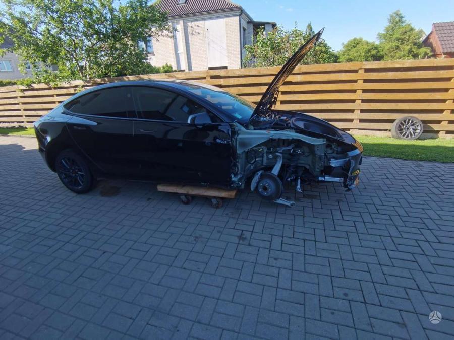 Black Tesla Model 3 2023 in Kaunas, with an engine capacity of 0.00 L and mileage of 61 thousand km for 17500 €, photo 22 on AUTOMOTO.COM.LV