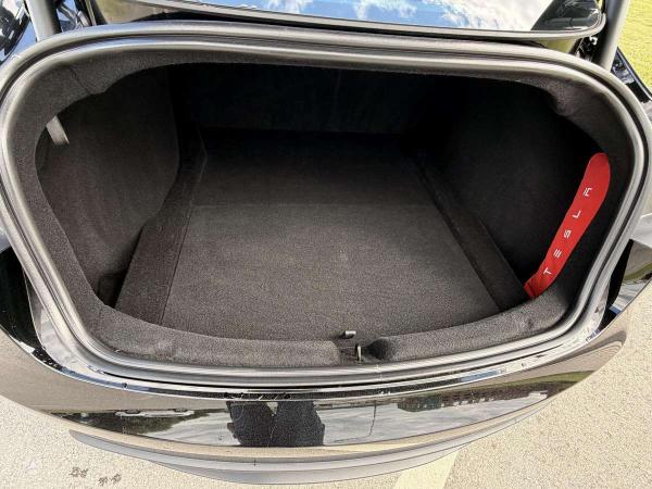 Melns Tesla Model 3 2023 Šauļi, ar dzinēja tilpumu 0.00 L un nobraukumu 17 tūkst. km par 28000 €, foto 10 vietnē AUTOMOTO.COM.LV
