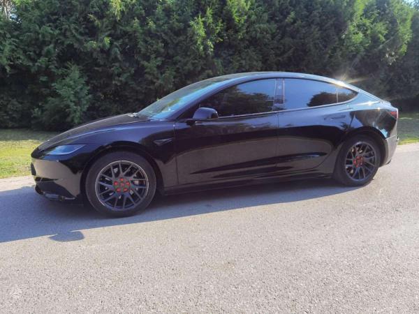 Black Tesla Model 3 2023 in Kaunas, with an engine capacity of 0.00 L and mileage of 62 thousand km for 17500 €, photo 3 on AUTOMOTO.COM.LV