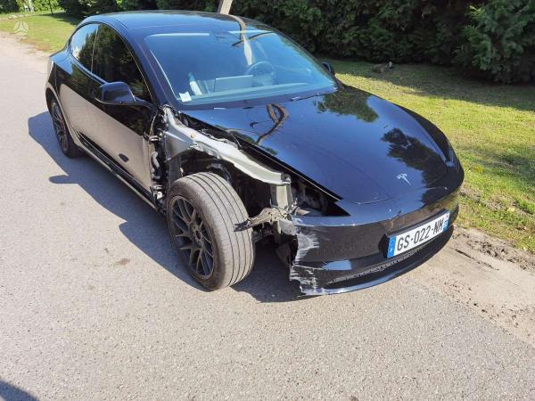 Black Tesla Model 3 2023 in Kaunas, with an engine capacity of 0.00 L and mileage of 62 thousand km for 17500 €, photo 7 on AUTOMOTO.COM.LV