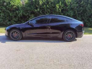 Black Tesla Model 3 2023 in Kaunas, with an engine capacity of 0.00 L and mileage of 62 thousand km for 17500 €, photo 6 on AUTOMOTO.COM.LV