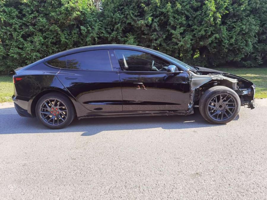 Black Tesla Model 3 2023 in Kaunas, with an engine capacity of 0.00 L and mileage of 62 thousand km for 17500 €, photo 10 on AUTOMOTO.COM.LV