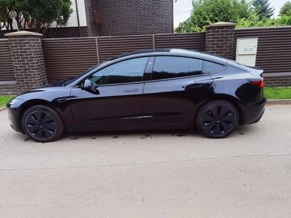 Melns Tesla Model 3 2023 Kauņa, ar dzinēja tilpumu 0.00 L un nobraukumu 62 tūkst. km par 17400 €, foto 2 vietnē AUTOMOTO.COM.LV