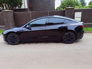 Melns Tesla Model 3 2023 Kauņa, ar dzinēja tilpumu 0.00 L un nobraukumu 62 tūkst. km par 17400 €, foto 3 vietnē AUTOMOTO.COM.LV