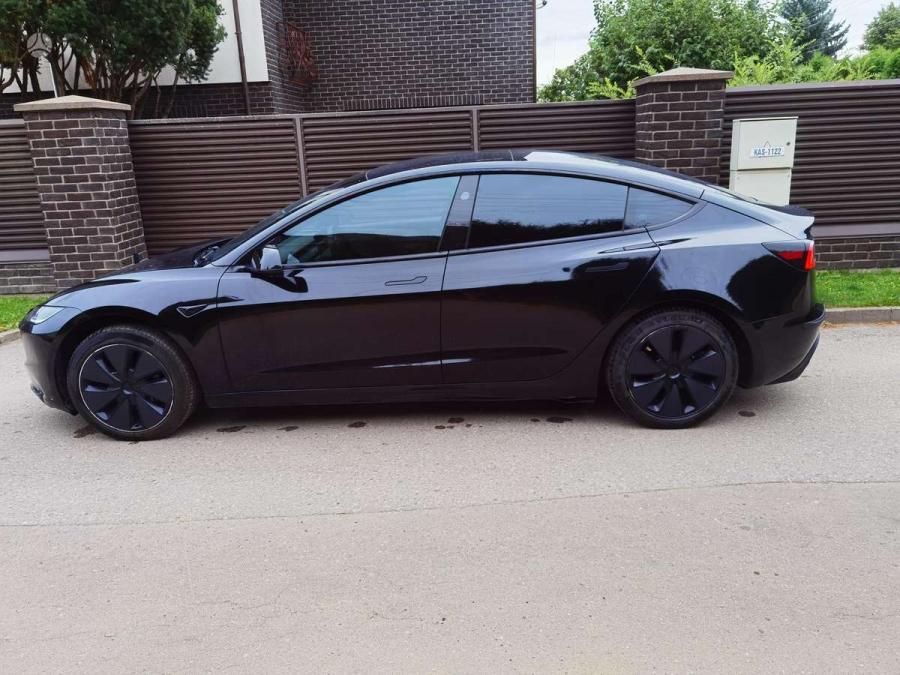 Melns Tesla Model 3 2023 Kauņa, ar dzinēja tilpumu 0.00 L un nobraukumu 62 tūkst. km par 17400 €, foto 3 vietnē AUTOMOTO.COM.LV