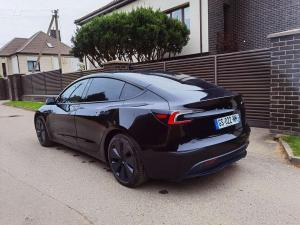 Melns Tesla Model 3 2023 Kauņa, ar dzinēja tilpumu 0.00 L un nobraukumu 62 tūkst. km par 17400 €, foto 4 vietnē AUTOMOTO.COM.LV