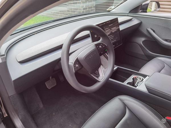 Melns Tesla Model 3 2023 Kauņa, ar dzinēja tilpumu 0.00 L un nobraukumu 62 tūkst. km par 17400 €, foto 4 vietnē AUTOMOTO.COM.LV