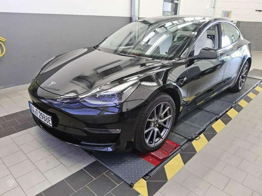 Черный Тесла Модель 3 2023 в Вильнюс, объемом двигателя 0.00 л и пробегом 145 тыс. км за 29040 €, фото 1 на AUTOMOTO.COM.LV