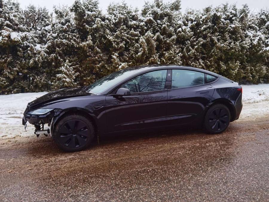 Melns Tesla Model 3 2024 Kauņa, ar dzinēja tilpumu 0.00 L un nobraukumu 16 tūkst. km par 19500 €, foto 2 vietnē AUTOMOTO.COM.LV