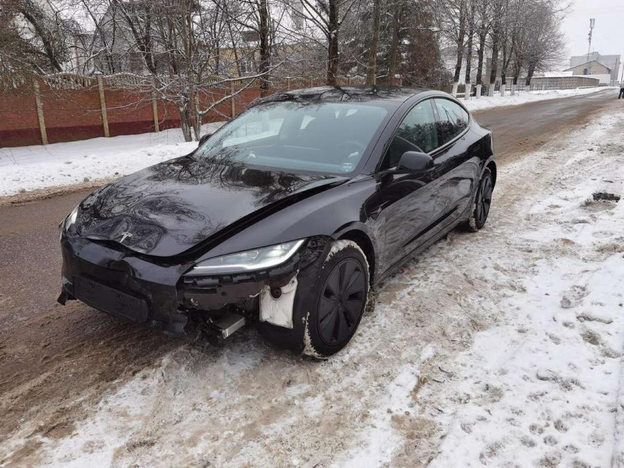 Melns Tesla Model 3 2024 Kauņa, ar dzinēja tilpumu 0.00 L un nobraukumu 16 tūkst. km par 19500 €, foto 3 vietnē AUTOMOTO.COM.LV
