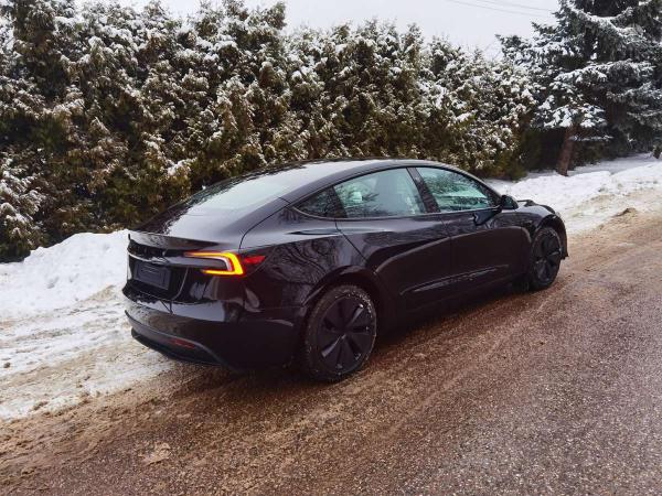 Black Tesla Model 3 2024 in Kaunas, with an engine capacity of 0.00 L and mileage of 16 thousand km for 18900 €, photo 1 on AUTOMOTO.COM.LV
