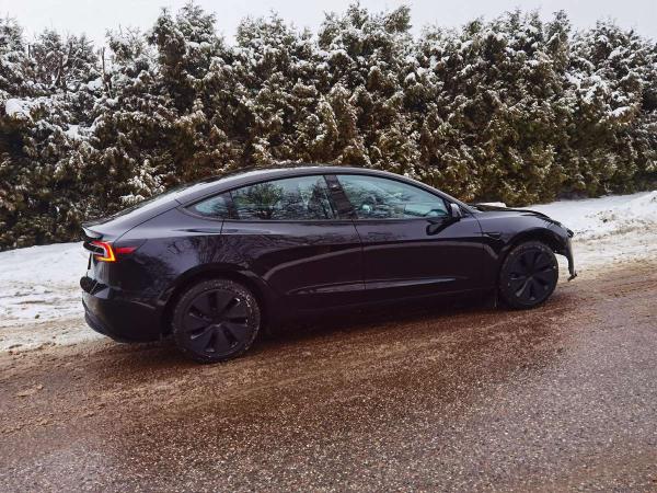 Black Tesla Model 3 2024 in Kaunas, with an engine capacity of 0.00 L and mileage of 16 thousand km for 18900 €, photo 2 on AUTOMOTO.COM.LV
