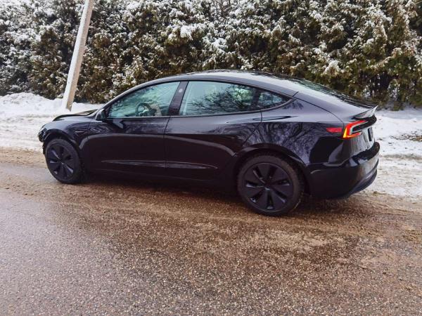 Black Tesla Model 3 2024 in Kaunas, with an engine capacity of 0.00 L and mileage of 16 thousand km for 18900 €, photo 7 on AUTOMOTO.COM.LV