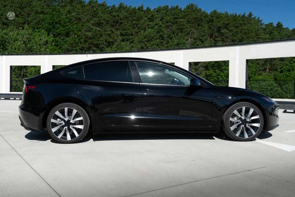 Black Tesla Model 3 2025 in Vilnius, with an engine capacity of 0.00 L and mileage of 28 thousand km for 35000 €, photo 4 on AUTOMOTO.COM.LV