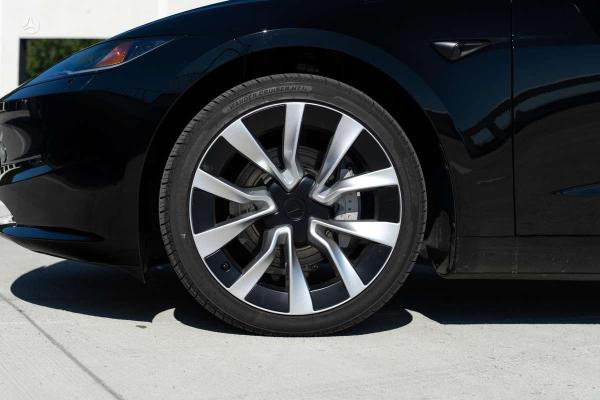 Black Tesla Model 3 2025 in Vilnius, with an engine capacity of 0.00 L and mileage of 28 thousand km for 35000 €, photo 9 on AUTOMOTO.COM.LV