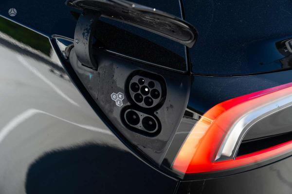 Black Tesla Model 3 2025 in Vilnius, with an engine capacity of 0.00 L and mileage of 28 thousand km for 35000 €, photo 10 on AUTOMOTO.COM.LV
