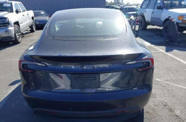 Melns Tesla Model 3 2025 Klaipėda, ar dzinēja tilpumu 0.00 L un nobraukumu 8 tūkst. km par 17500 €, foto 2 vietnē AUTOMOTO.COM.LV