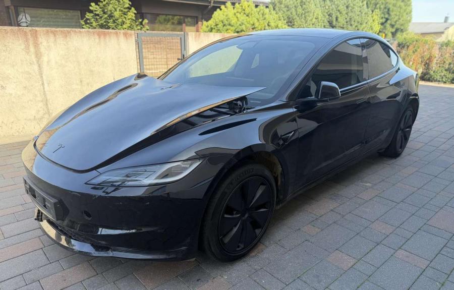 Black Tesla Model 3 2025 in Kaunas, with an engine capacity of 0.00 L and mileage of 28 thousand km for 28900 €, photo 1 on AUTOMOTO.COM.LV