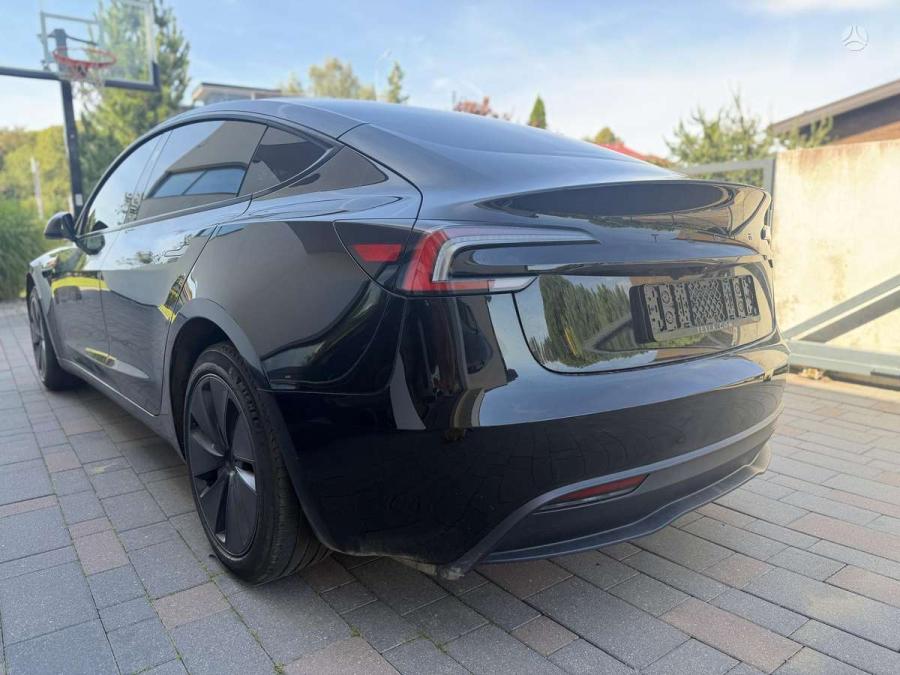 Black Tesla Model 3 2025 in Kaunas, with an engine capacity of 0.00 L and mileage of 28 thousand km for 28900 €, photo 3 on AUTOMOTO.COM.LV