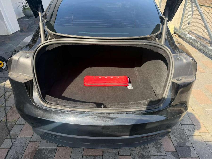 Black Tesla Model 3 2025 in Kaunas, with an engine capacity of 0.00 L and mileage of 28 thousand km for 28900 €, photo 6 on AUTOMOTO.COM.LV