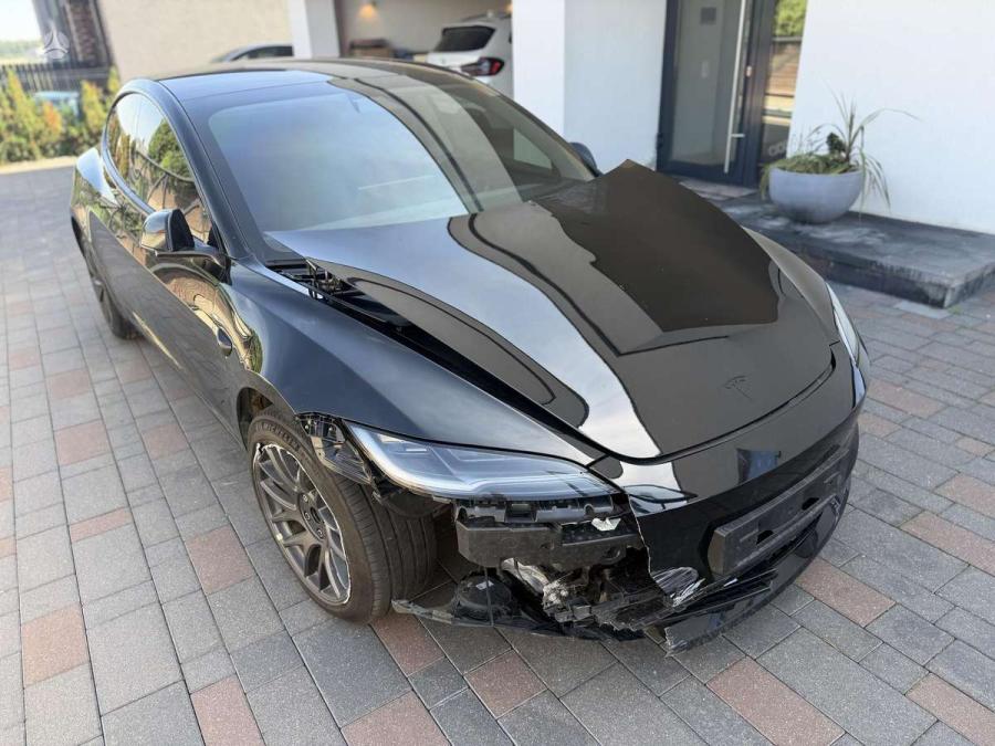 Black Tesla Model 3 2025 in Kaunas, with an engine capacity of 0.00 L and mileage of 28 thousand km for 28900 €, photo 13 on AUTOMOTO.COM.LV