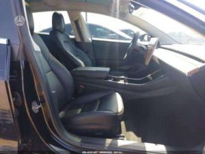 Black Tesla Model 3 2018 in Klaipeda, with an engine capacity of 0.00 L and mileage of 158 thousand km for 13800 €, photo 6 on AUTOMOTO.COM.LV