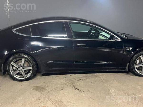 Black Tesla Model 3 2019 in Riga, with an engine capacity of 0.00 L and mileage of 184 thousand km for 20350 €, photo 5 on AUTOMOTO.COM.LV