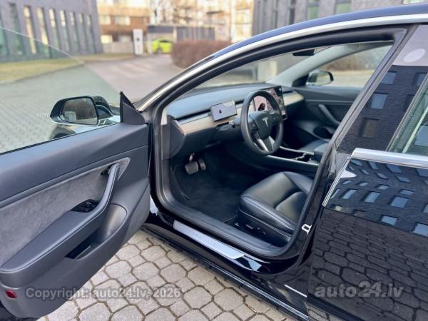 Black Tesla Model 3 2019 in Tallinn, with an engine capacity of 0.00 L and mileage of 106 thousand km for 23999 €, photo 9 on AUTOMOTO.COM.LV