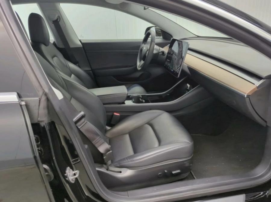 Melns Tesla Model 3 2019 Rīga, ar dzinēja tilpumu 0.00 L un nobraukumu 83 tūkst. km par 23500 €, foto 4 vietnē AUTOMOTO.COM.LV