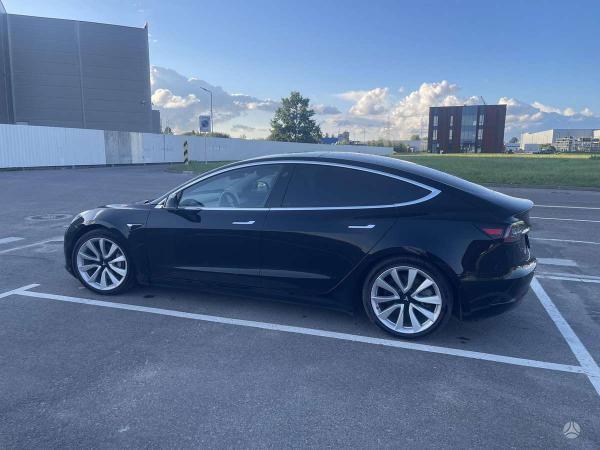 Black Tesla Model 3 2019 in Kaunas, with an engine capacity of 0.00 L and mileage of 167 thousand km for 15800 €, photo 3 on AUTOMOTO.COM.LV