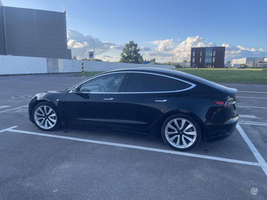 Black Tesla Model 3 2019 in Kaunas, with an engine capacity of 0.00 L and mileage of 167 thousand km for 15800 €, photo 4 on AUTOMOTO.COM.LV