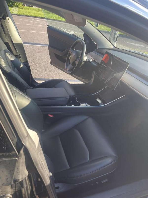 Black Tesla Model 3 2019 in Kaunas, with an engine capacity of 0.00 L and mileage of 167 thousand km for 15800 €, photo 7 on AUTOMOTO.COM.LV