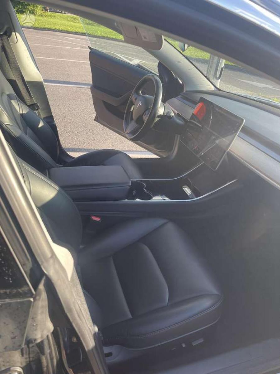 Black Tesla Model 3 2019 in Kaunas, with an engine capacity of 0.00 L and mileage of 167 thousand km for 15800 €, photo 8 on AUTOMOTO.COM.LV