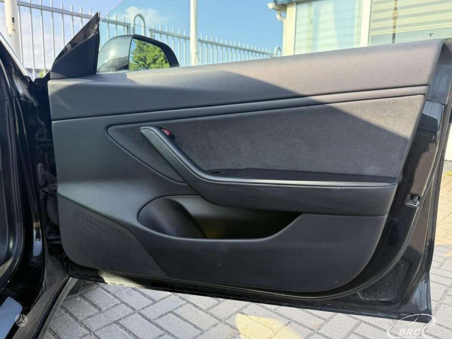 Black Tesla Model 3 2019 in Klaipeda, with an engine capacity of 0.00 L and mileage of 132 thousand km for 21900 €, photo 5 on AUTOMOTO.COM.LV