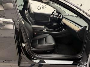 Black Tesla Model 3 2019 in Vilnius, with an engine capacity of 0.00 L and mileage of 142 thousand km for 15400 €, photo 6 on AUTOMOTO.COM.LV