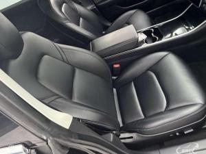 Black Tesla Model 3 2019 in Vilnius, with an engine capacity of 0.00 L and mileage of 142 thousand km for 15400 €, photo 7 on AUTOMOTO.COM.LV