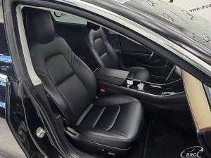 Black Tesla Model 3 2019 in Vilnius, with an engine capacity of 0.00 L and mileage of 142 thousand km for 15400 €, photo 9 on AUTOMOTO.COM.LV