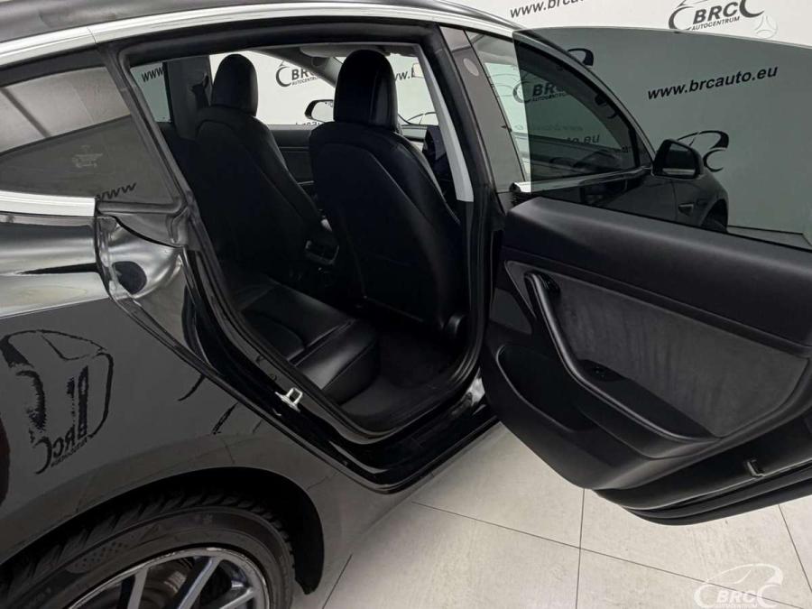 Black Tesla Model 3 2019 in Vilnius, with an engine capacity of 0.00 L and mileage of 142 thousand km for 15400 €, photo 14 on AUTOMOTO.COM.LV