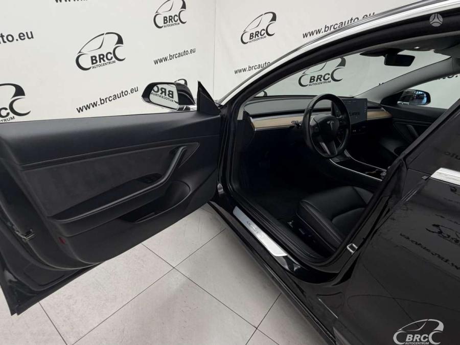 Black Tesla Model 3 2019 in Vilnius, with an engine capacity of 0.00 L and mileage of 142 thousand km for 15400 €, photo 18 on AUTOMOTO.COM.LV