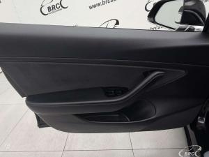 Black Tesla Model 3 2019 in Vilnius, with an engine capacity of 0.00 L and mileage of 142 thousand km for 15400 €, photo 19 on AUTOMOTO.COM.LV