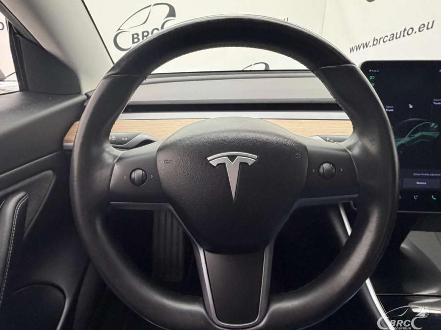 Black Tesla Model 3 2019 in Vilnius, with an engine capacity of 0.00 L and mileage of 142 thousand km for 15400 €, photo 26 on AUTOMOTO.COM.LV